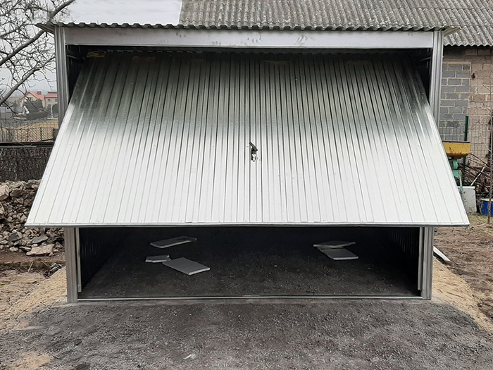 Pozinkovaná garáž 3x6 m s výklopnými vraty