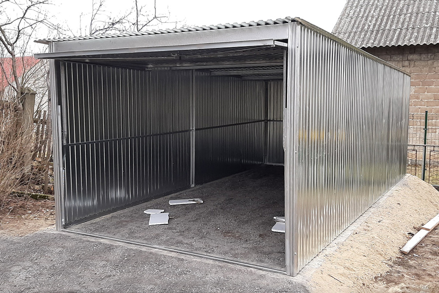 Pozinkovaná garáž 3x6 m s výklopnými vraty