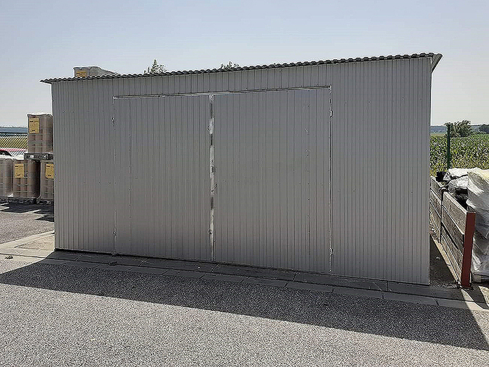 Plechová garáž 5x5m v barvě RAL s dvoukřídlými vraty