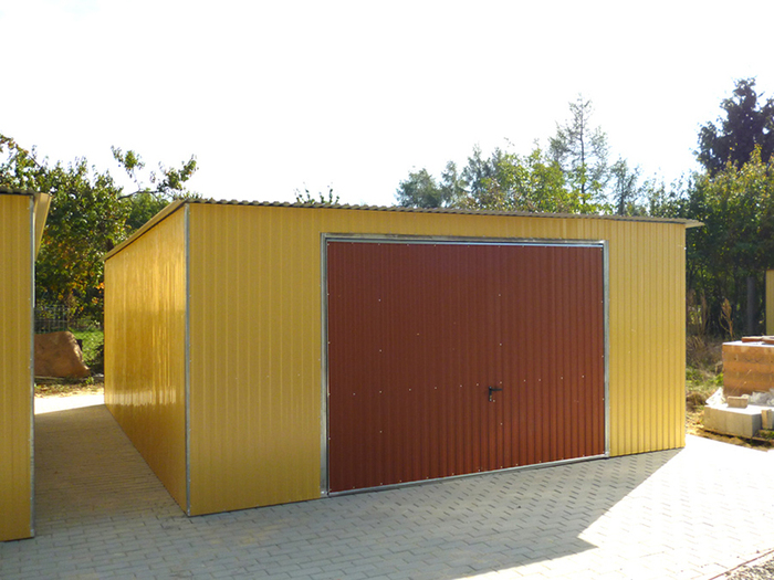 Plechová garáž 5x5m v barvě RAL s výklopnými vraty